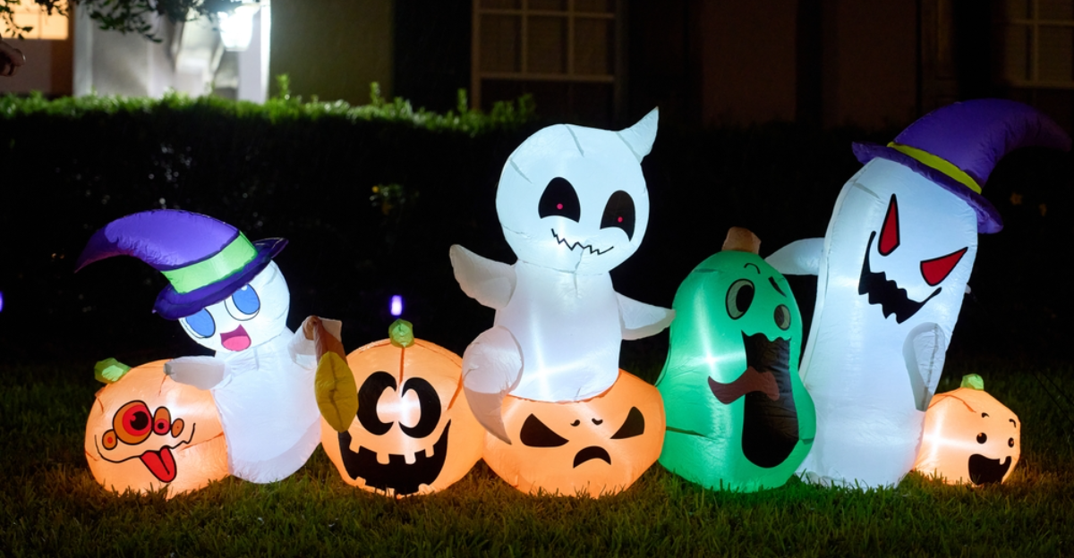 10 Vintage Inflatable Yard Decorations Worth Collecting