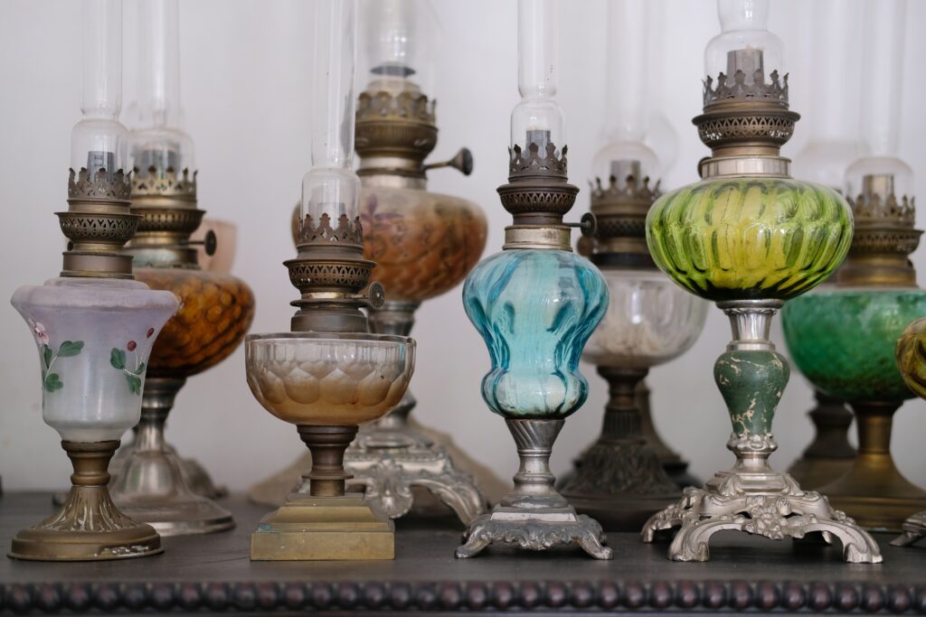 15 Vintage Lamps Collectors Look For in Antique Malls